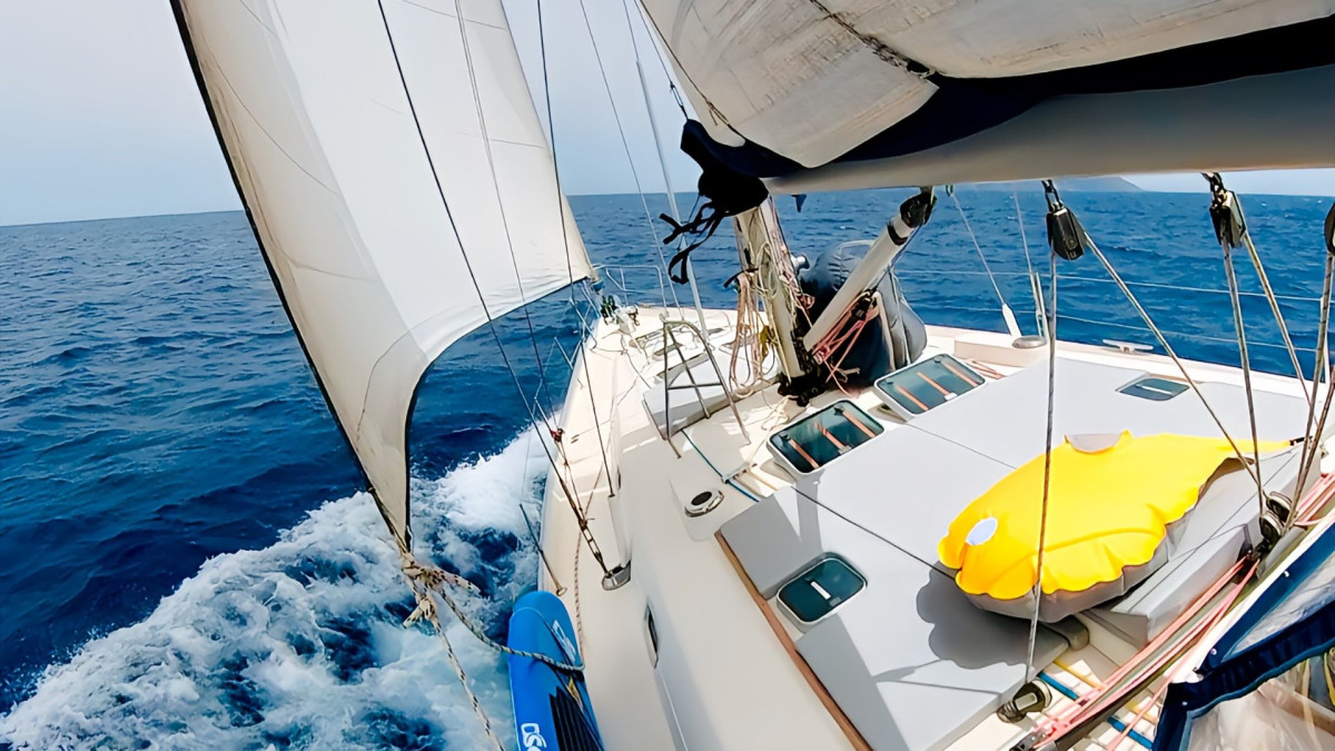 Sailing in the Aeolian Islands with local crew - IntersailClub